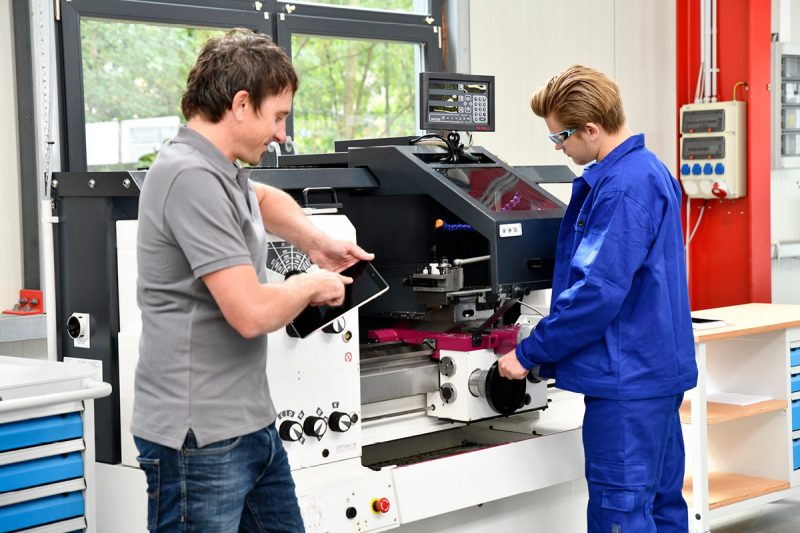 Machine-based material processing in the training lab | Christiani